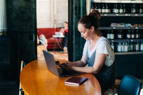스마트 행복 갈색 머리 여자 전화와 노트북에 인터넷을 서핑 하는 현대 바에 앉아 노트북에 대한 스톡 사진 및 기타 이미지 노트북 한 명의 여자만 40 44세 Istock