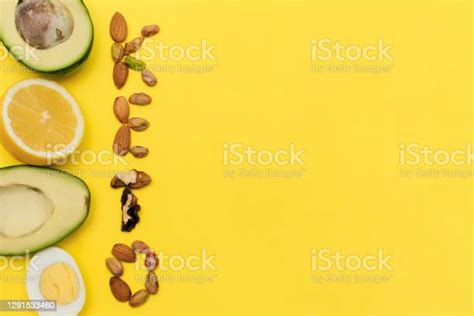 플랫 평신기 케토겐틱 다이어트 비문 Keto는 견과류로 만들어집니다 아보카도 계란 레몬 노란색 배경에 견과류의 프레임 상단 보기 건강한 음식의 개념 모의 공간을 복사 0명에