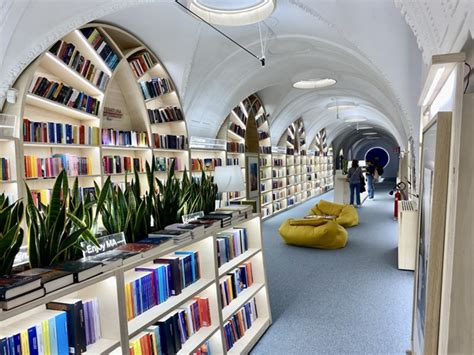 Mondadori Bookstore Napels Grootste Boekwinkel Van Italië