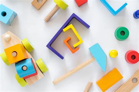 흰 종이에 나무 어린이 장난감 교육 장난감 블록 피라미드 연필 무지개 유치원 유치원 또는 보육원을위한 장난감 텍스트 공간을 복사합니다 위쪽 보기 0명에 대한 스톡 사진 및