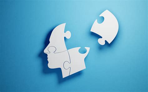 퍼즐 개념화이트 직소 퍼즐 조각 파란색 배경에 인간의 머리 모양을 형성 조각그림 맞추기에 대한 스톡 사진 및 기타 이미지