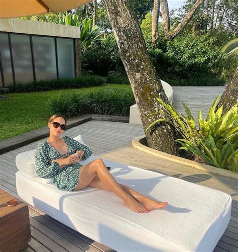 10 Potret Cinta Laura Yang Tetap Berkelas Saat Pakai Swimsuit Di Pantai