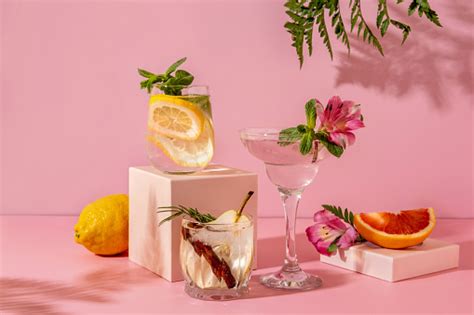 그림자 고사리와 핑크 배경에 상쾌한 다채로운 여름 음료 배 자몽 레몬 다양한 과일을 가진 하드 셀처 칵테일 탄산수에 대한 스톡 사진 및 기타 이미지 Istock