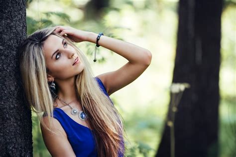 Dziewczyna Lesie Zdjęcia darmowe pobieranie na Freepik