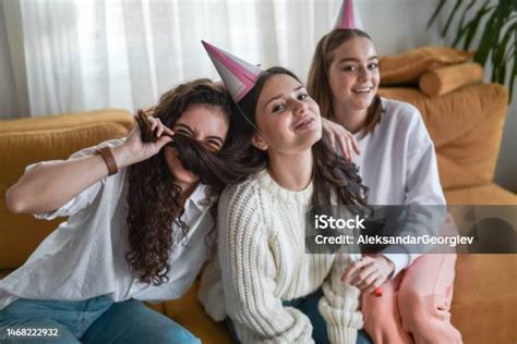 Chicas Lindas Divirtiéndose Y Burlándose Unas De Otras Durante La