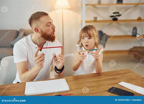 Am Tisch Sitzen Und Spaß Haben Vater Mit Seiner Kleinen Tochter Ist