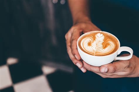 바리스타 커피 라떼 아트와 함께 붓는 스트림 우유를 만드는 바리스타 라떼아트에 대한 스톡 사진 및 기타 이미지 라떼아트 손 0명 Istock