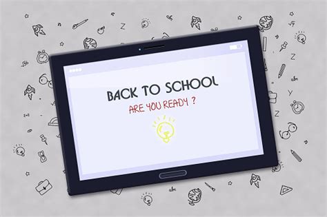 비문 학교로 돌아가면 태블릿 화면에서 준비가 되었습니다 다양 한 학용품의 배경에 대 한 손으로 그린 배경 Welcome Back Phrase에 대한 스톡 벡터 아트 및