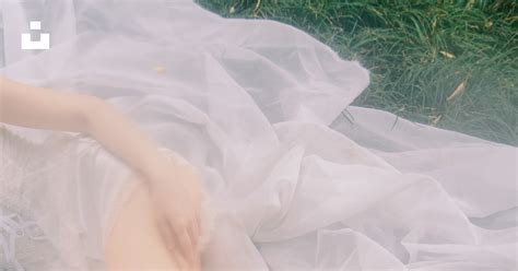 하얀 시트 위에 누워 있는 벌거벗은 여자 사진 Unsplash의 무료 여자 이미지