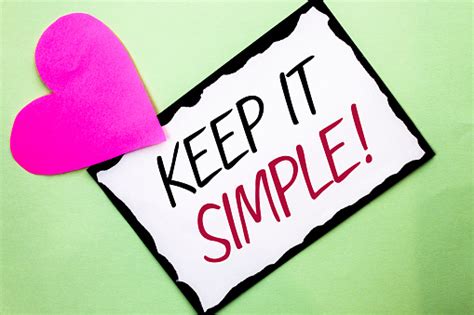 필기 텍스트 유지 그것은 간단한 동기 호출을 작성 합니다 간단 하 게 것 들 쉽게 명확 간결한 아이디어 옆 마음으로 일반 배경에 흰색 스티커 메모 용지에 작성을 의미 하는