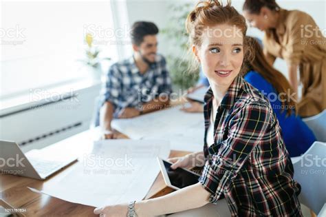 젊은 사업 사람들 및 프로젝트에서 작업 하는 건축가의 그룹 건축가에 대한 스톡 사진 및 기타 이미지 건축가 계획 공유 개념 Istock