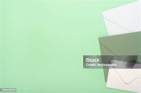 녹색 배경에 녹색 및 흰색 봉투 문자 메시지 서신 복사 공간 평면도 평 신도의 개념 봉투에 대한 스톡 사진 및 기타 이미지 Istock