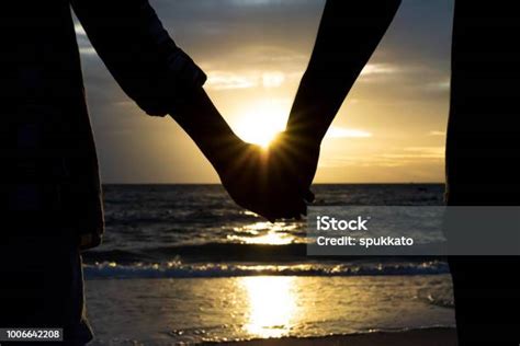 사랑의 기호입니다 실루엣 우정 일과 사랑 발렌타인 데이 개념에 대 한 일몰 시 바다와 하늘 배경에 함께 개최 하는 남자와 여자 손의 몇 2명에 대한 스톡 사진 및 기타