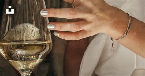 와인 잔을 들고 앉아있는 여자 사진 Unsplash의 무료 포도주 이미지