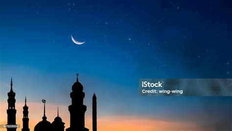 이슬람 배경 개념 모스크 돔 별 초승달 라마단 종교 상징이 있는 빈 테이블 책상 일출 황혼 이벤트 아랍어 무슬림 성 Eid