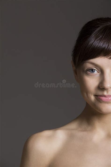 Retrato De Mujer Desnuda Joven En Estudio Foto De Archivo Imagen De Descubierto Fondo