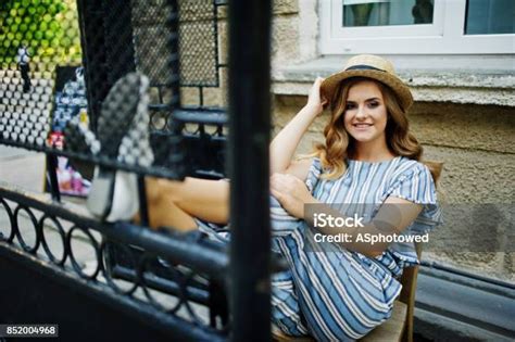 줄무늬 전반적인 포즈 모자와 거리에 배낭에 아름 다운 모델의 초상화 관광에 대한 스톡 사진 및 기타 이미지 관광 관광 리조트 관광객 Istock