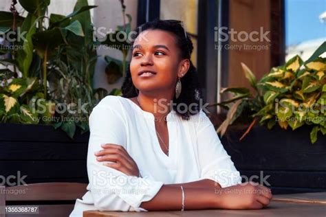 젊은 예쁜 아프리카 소녀 포즈 명랑 한 카페 야외 라이프 스타일 사람들 개념 Brand Name Smart Phone에 대한 스톡 사진 및 기타 이미지 Brand