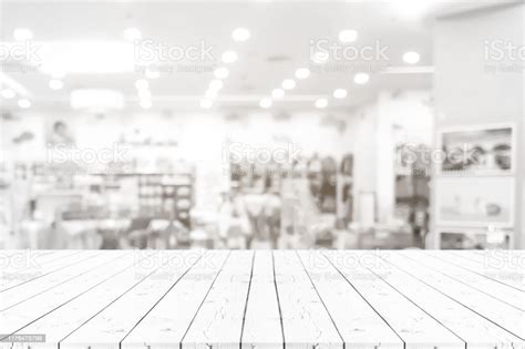 원근 은 흐리게 배경 위에 상단에 흰색 나무 테이블 몽타주 제품 디스플레이 또는 디자인 레이아웃에 대한 모형을 사용할 수 있습니다 0명에 대한 스톡 사진 및 기타 이미지