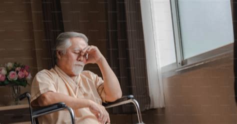 늙은 아시아 남자 사람 노인 노인 남성 환자는 우울증 질환과 은퇴 병원에서 외롭고 슬픈 복사 공간이 있는 의료 정신 건강 개념 배너 배경 사진 Unsplash의