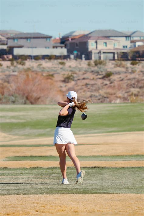 필드 위에서 테니스 라켓을 휘두르는 여자 사진 Unsplash의 골프 이미지