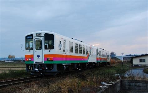 晩秋の東北23夕暮れの西大塚駅山形鉄道長井フラワー線 風、土、植物とレイル