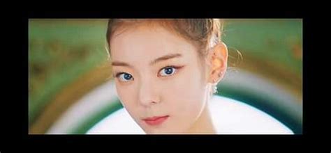 Pin by 𝓥𝓪𝓷𝓮𝓼𝓼𝓪 on ITZY Itzy Video capture Music videos