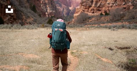 들판을 걷는 배낭을 멘 사람 사진 Unsplash의 무료 자이언 국립공원 이미지