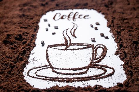 커피라는 단어와 콩과 갈은 커피 모양의 컵이 있는 플랫 레이 배경 그라운드 커피 그래픽 0명에 대한 스톡 사진 및 기타 이미지 0명 개념 개체 그룹 Istock