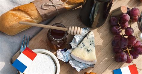 구르메 스프레드 구르메 피크닉 디저트 와인 러스틱 미식가 미식가 라이프스타일 바게뜨 바스티유 데이 붉은 포도 블루 치즈 빵 새우젓 석류 열매 소박한