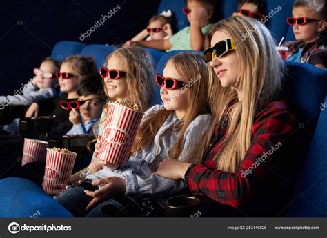 Crowd watching 3D movie in theatre. — Stock Photo © serhii.bobyk.gmail ...