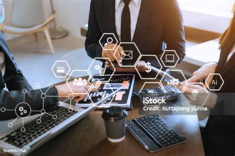 비즈니스 팀 참석 새로운 시작 프로젝트를 수행하는 전문 투자자 디지털 태블릿 노트북 컴퓨터 재무 관리자 회의 테크놀로지에 대한 스톡 사진 및 기타 이미지 Istock