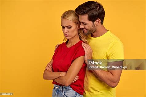 노란 배경 스튜디오 초상화에 고립 된 포즈 컬러 티셔츠에 젊은 커플 친구를 불쾌하게 사람들 라이프 스타일 개념 복사 공간을 모의합니다 손을 잡고 포옹했다 T 셔츠에 대한