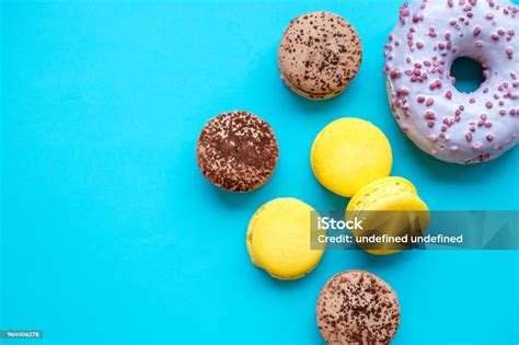 마카롱의 종류 파란 사탕 배경에 도넛 파란색 바탕에 화려하 고 맛 있는 프랑스 Macarons입니다 최고의 볼 수 있습니다 공간 복사 0명에 대한 스톡 사진 및 기타 이미지