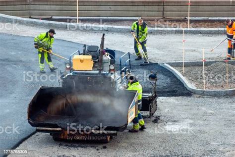 도로 노동자는 새로운 도로 아스팔트 도로 작업에 아스팔트를 누워 공사장 인부에 대한 스톡 사진 및 기타 이미지 공사장 인부