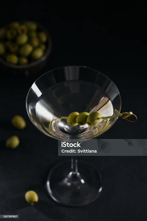 검은 색 배경에 어두운 돌 테이블에 올리브와 고전적인 드라이 마티니 칵테일 유리 0명에 대한 스톡 사진 및 기타 이미지 0명