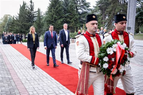 Со положување цвеќе на Партизанските гробишта во Бутел започнаа празничните свечености по повод