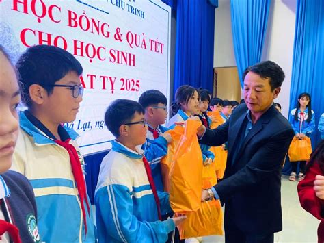 Tr??ng THCS Phan Chu Trinh trao h?c b?ng v qu t?t cho h?c sinh nhn d?p ...