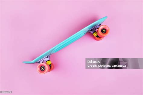 터쿼이즈 페니 스케이트보드로 스포츠에서 영감을 얻은 플랫레이 스케이트보드에 대한 스톡 사진 및 기타 이미지 스케이트보드