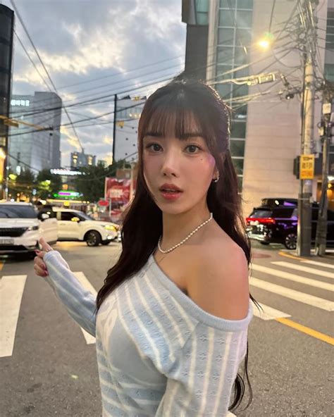 권은비 어깨 노출 슬쩍섹시하려고 내렸나