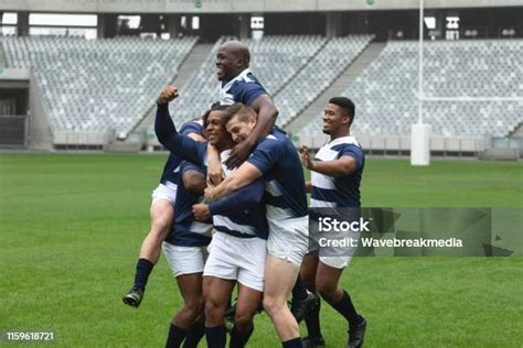 경기장에서 골을 축하하는 다양한 남성 럭비 선수들의 그룹 럭비 스포츠에 대한 스톡 사진 및 기타 이미지 럭비 스포츠 성공 축하 Istock