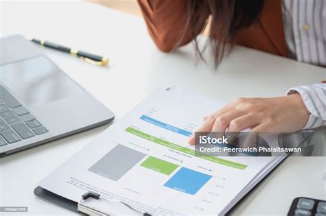 재무 고문 계산 숫자 데이터 시트 그래프 차트는 마케팅 연구 개발 계획 관리 전략 분석 재무 회계를보고합니다 비즈니스 오피스 개념 가리키기에 대한 스톡 사진 및 기타 이미지
