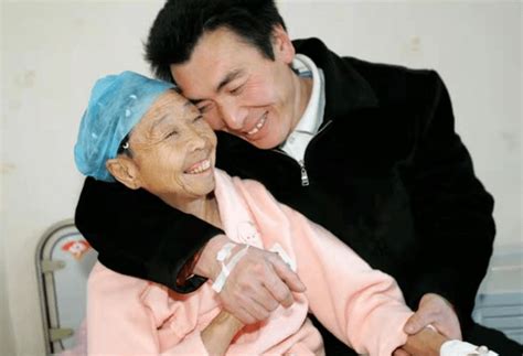 85岁马玉琴给丈夫缝裤，老眼昏花看不清针脚，丈夫暗示再买一个李玉成穿着针线