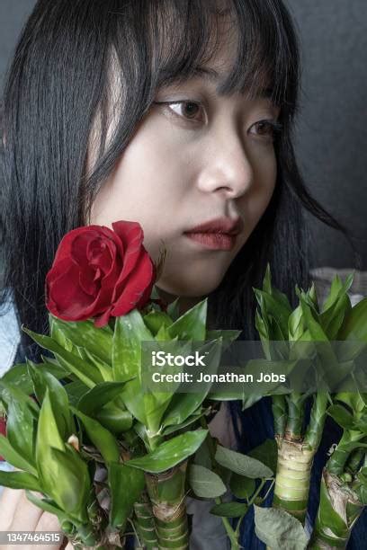 Wanita Cantik Dengan Rambut Panjang Memegang Tanaman Hijau Dan Bunga