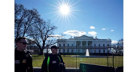 Мъж остана без гащи пред Белия дом задържаха го