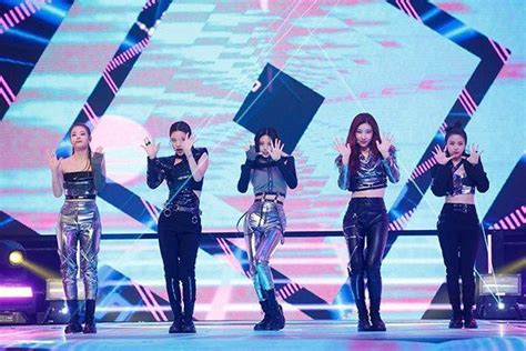 𝐑𝐞𝐢 adlı kullanıcının ITZY panosundaki Pin