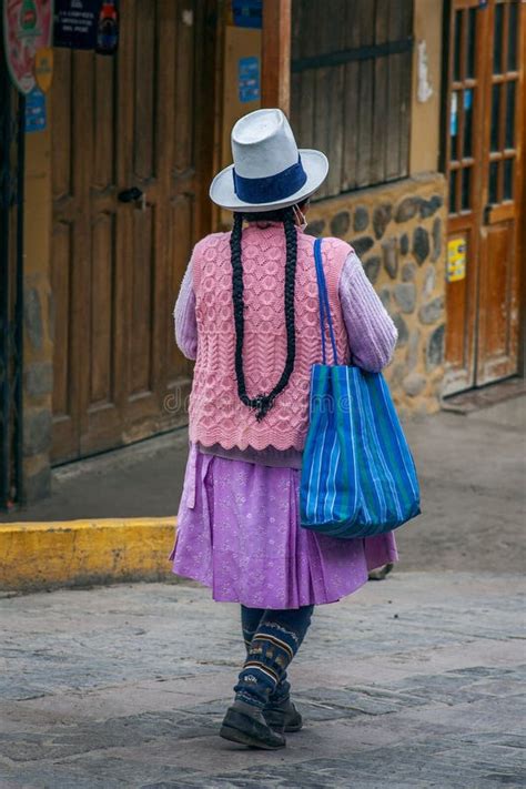 Peruana Con Ropa Tradicional En La Calle De Ollataytambo Fotografía