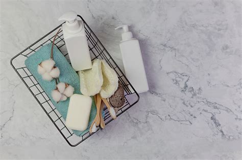 대리석 배경에 바구니에 샤워 액세서리 세트 화장품 수세미 칫솔 수건 병이 들어 있습니다 Diy 에코 화장품 개념 제로 폐기물