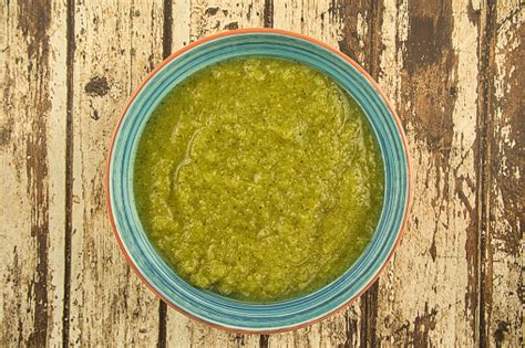 소박한 배경에 제공되는 신선한 야채 그린 크림 수프의 파란색 접시 건강한 식생활에 대한 스톡 사진 및 기타 이미지 건강한 식생활 고명 리크 Istock