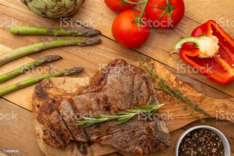 로즈마리 후추 조미료 신선한 채소를 나무 배경으로 한 대리석 쇠고기 스테이크 레스토랑 메뉴 미식 맛있는 음식 레스토랑 서비스 고기에 대한 스톡 사진 및 기타 이미지 Istock